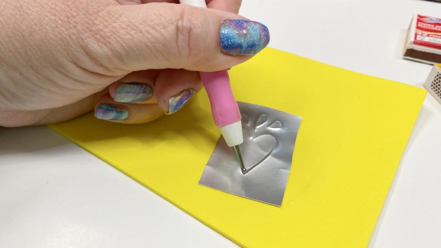 Repujado en aluminio + Free Printable - Crafty Chica