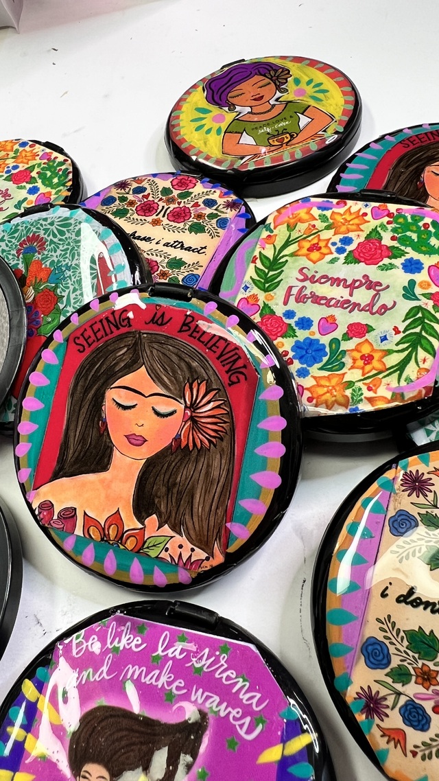 Clever UV resin idea: DIY compact mirrors - Crafty Chica
